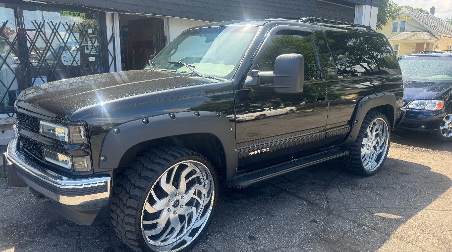 Enter Raffle to Win 1998 Chevrolet Tahoe 2Dr hosted by Derek Anderson